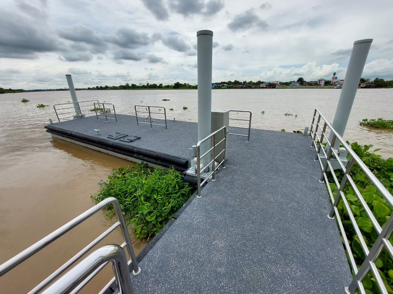 งานก่อสร้างสะพานปรับระดับและโป๊ะเทียบเรือ (ปทุมธานี) - PS. MARINE