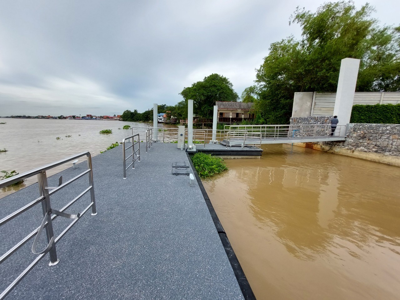 งานก่อสร้างสะพานปรับระดับและโป๊ะเทียบเรือ (ปทุมธานี) - PS. MARINE