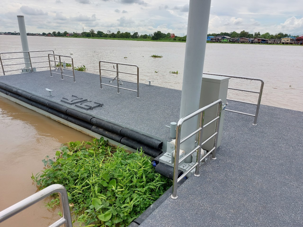 งานก่อสร้างสะพานปรับระดับและโป๊ะเทียบเรือ (ปทุมธานี) - PS. MARINE